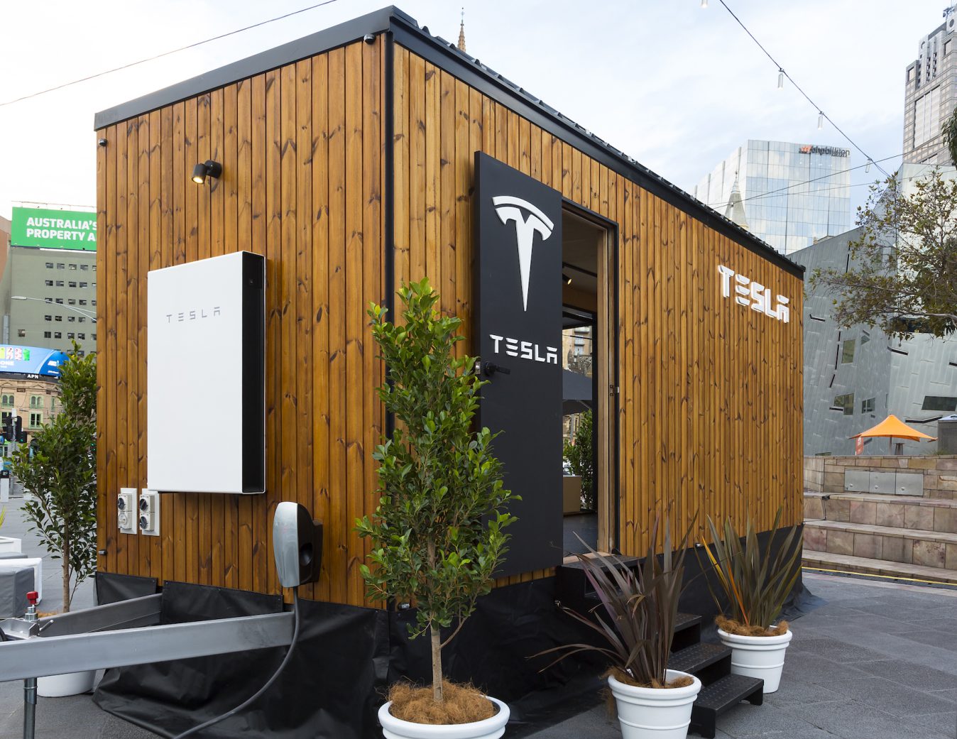 Tesla Tiny House: Tesla učí domácnosti, ako využívať zdroje ...