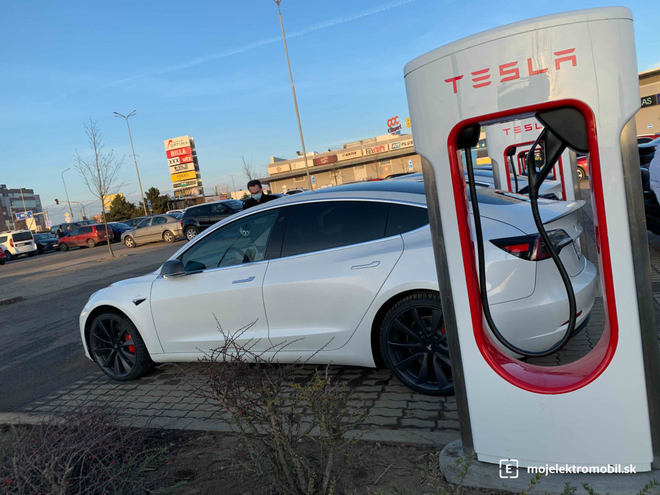 Otestovali sme Tesla Supercharger V3 Košice s Tesla Model 3