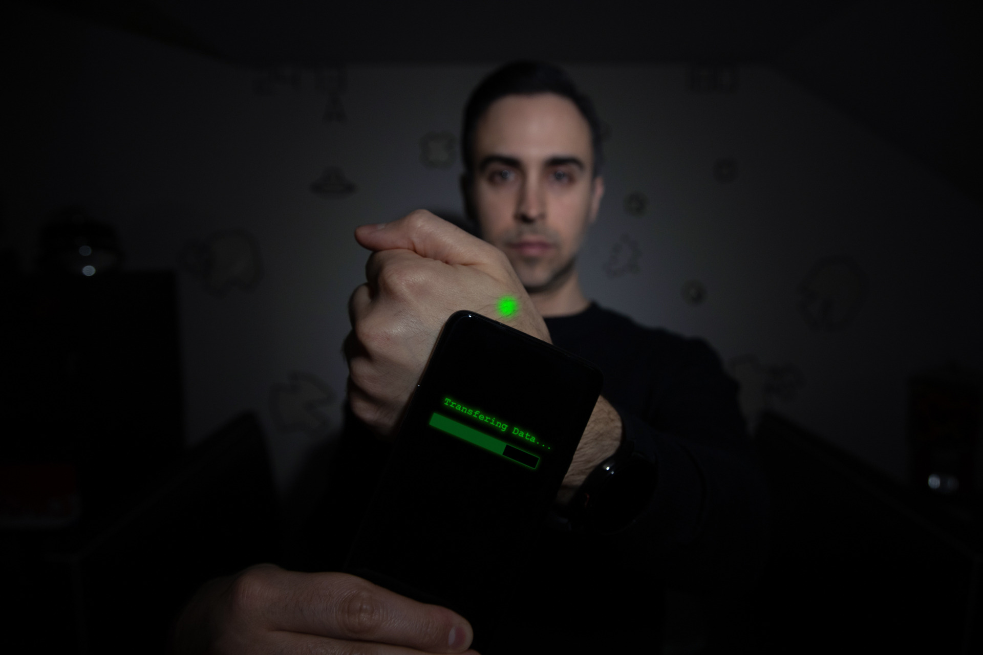 Čip v ruke na odomykanie Tesly? Aj ten je dnes realitou