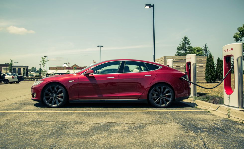 Tesla nabitá generátorom alebo dieselové Volvo. Čo je úspornejšie?