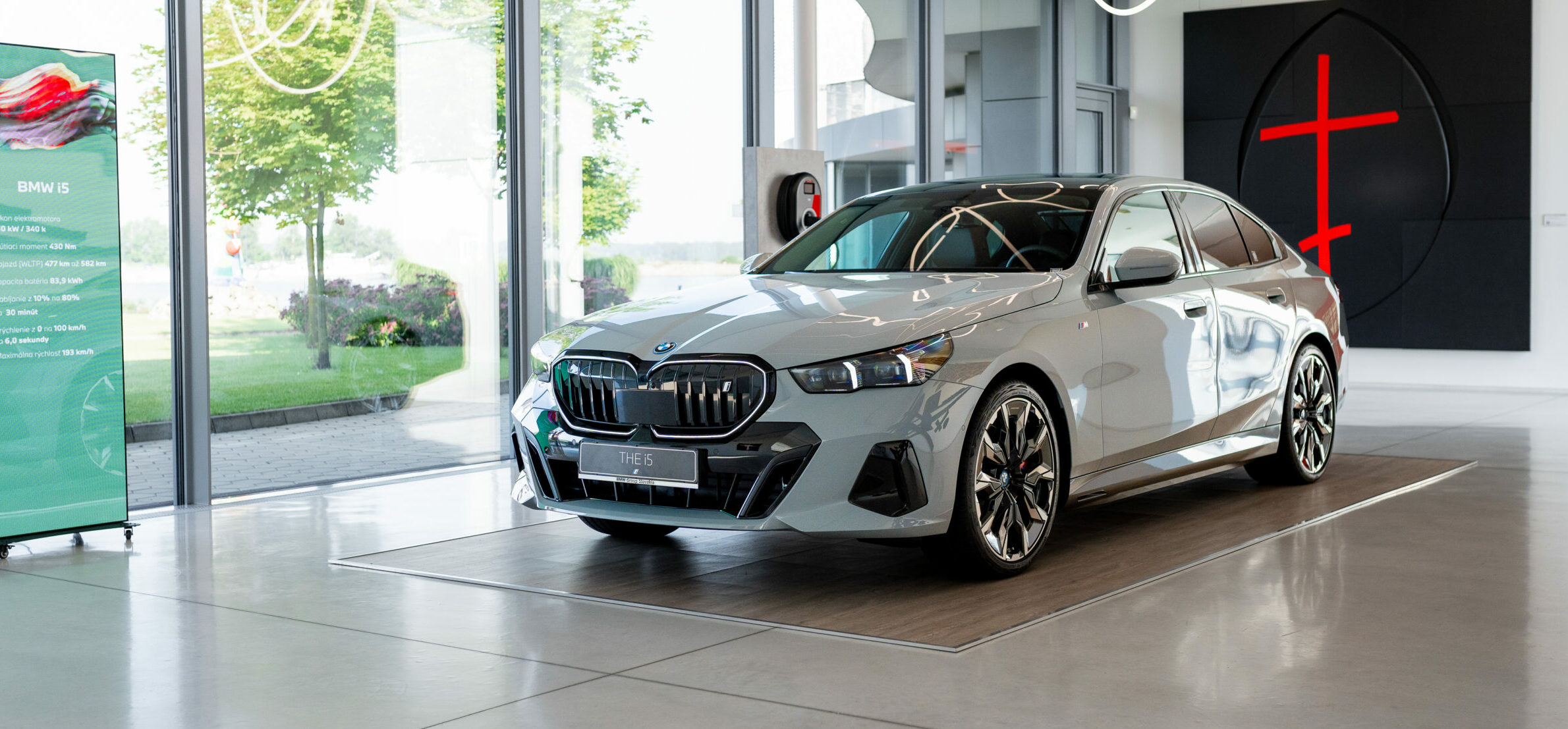 BMW na Slovensku predstavilo nový elektromobil. Čo nová i5-ka ponúkne?