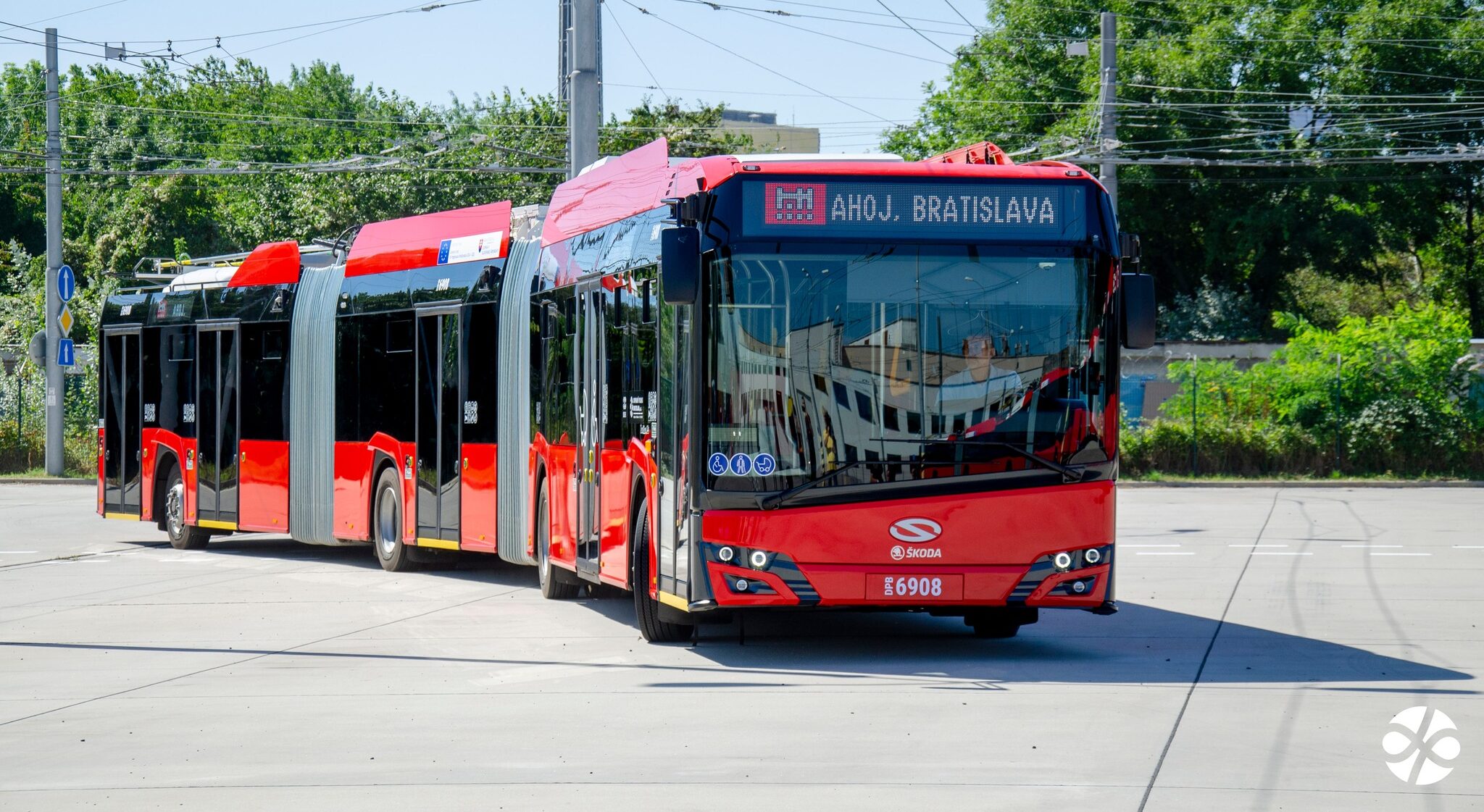 Bratislava dostáva nové trolejbusy. Majú až dva kĺby a 24 metrov