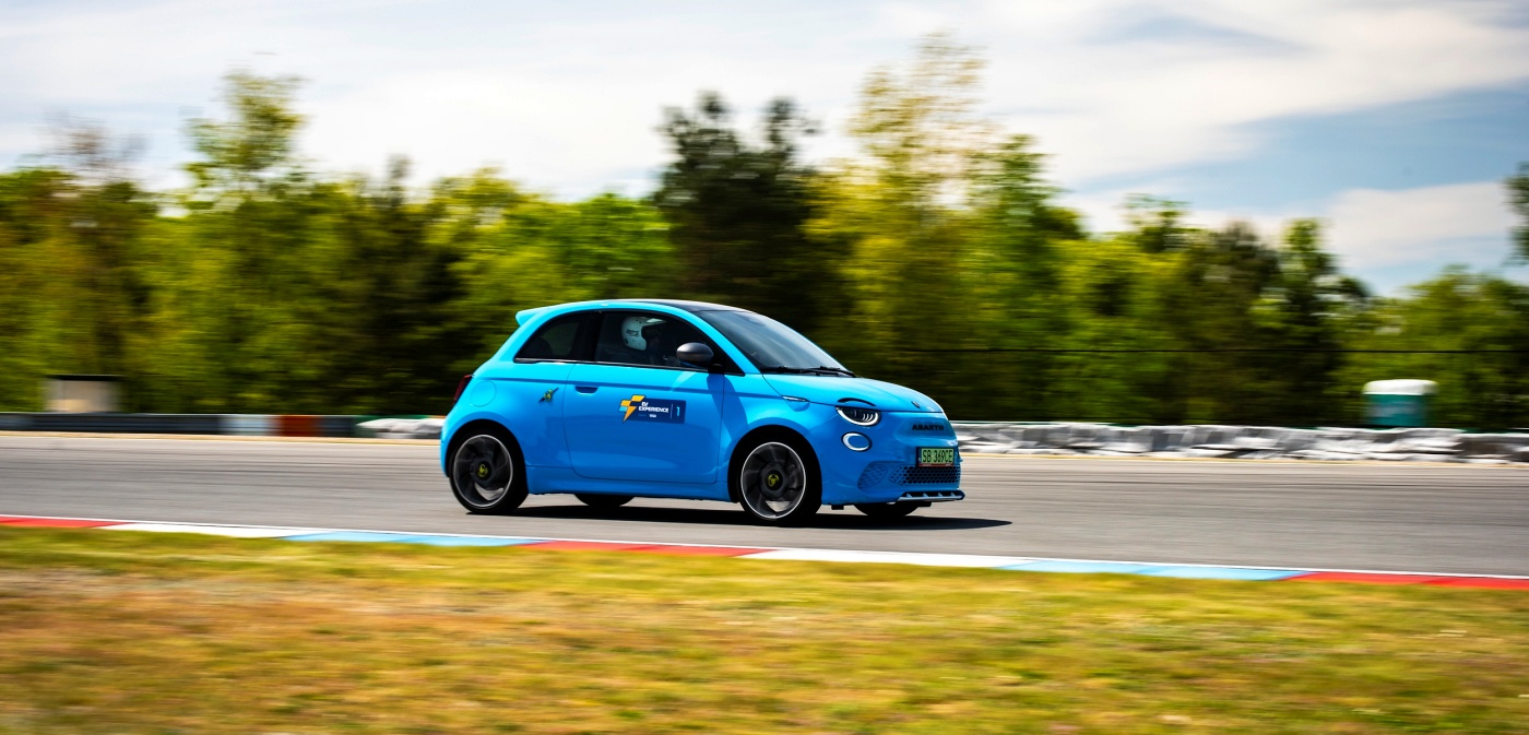 Platba za nabíjanie elektromobilu nesmie byť peklom. Ale ako s tým ...