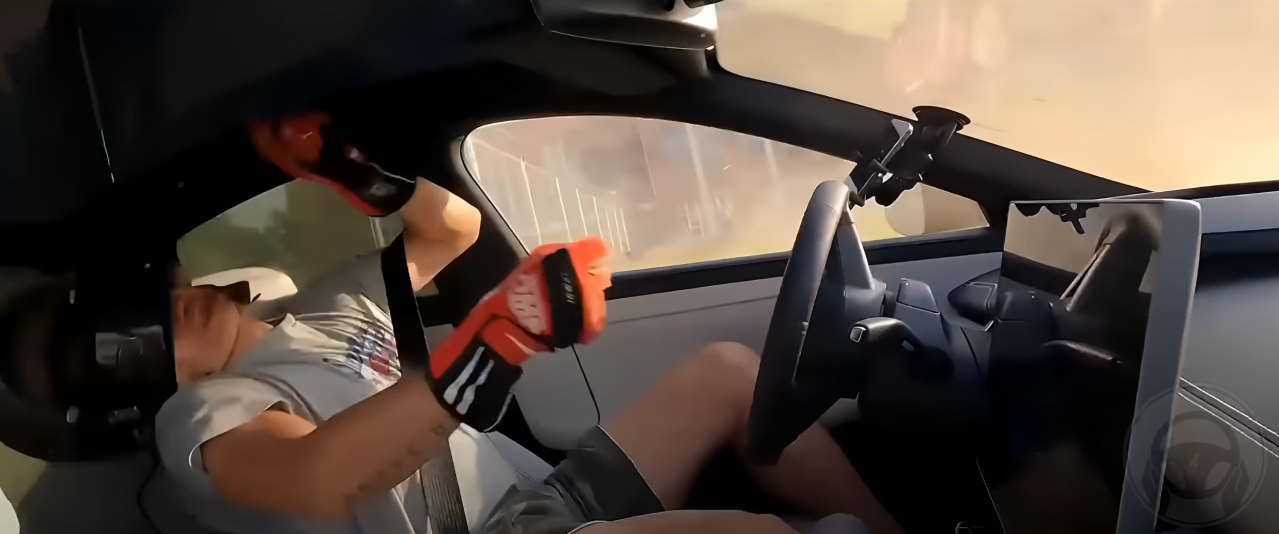 Pozrite si, ako vodičovi počas jazdy na Xiaomi SU7 Max zlyhali brzdy. Náraz bol naozaj silný